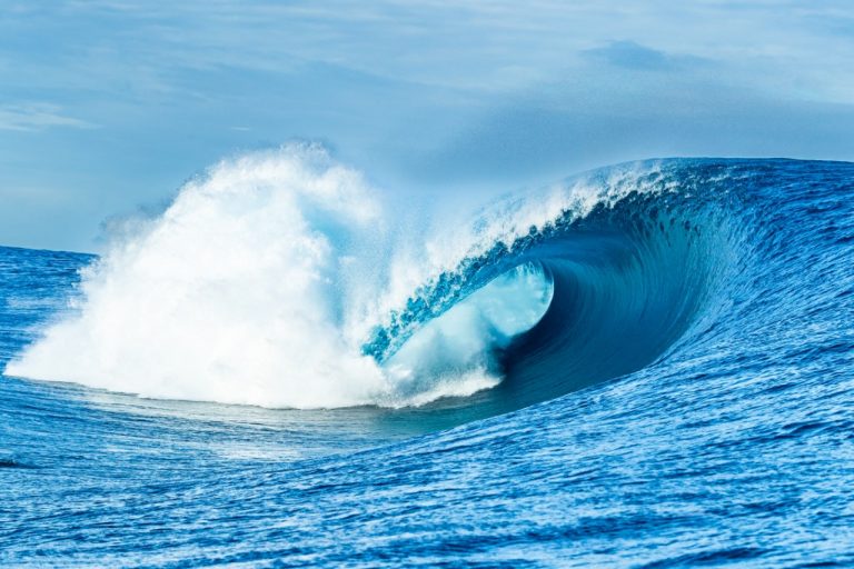 Le surfeur américain qui avait chuté à Teahupoo est décédé • TNTV News ...
